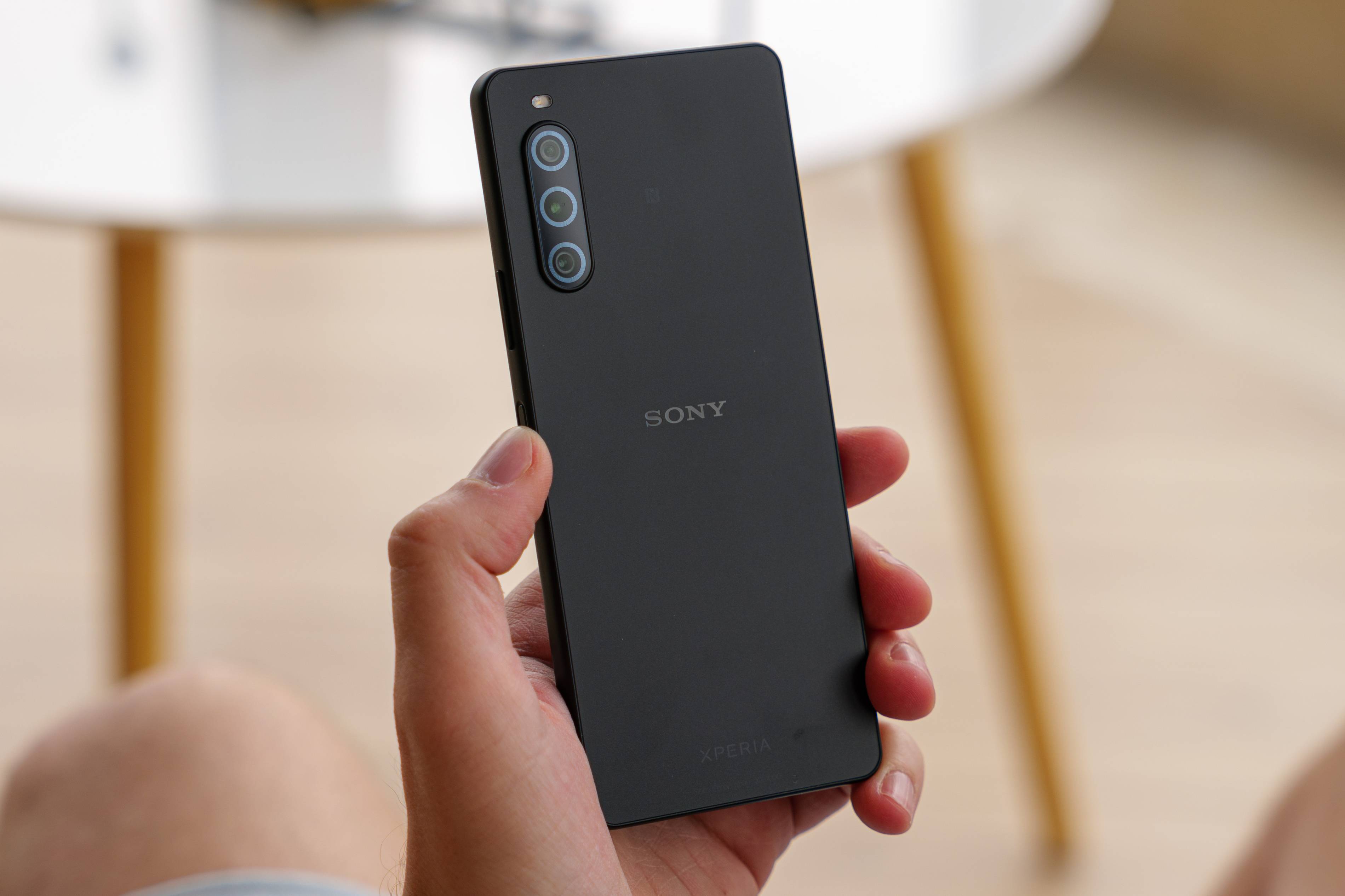 Это самый лёгкий смартфон на 5 000 мАч. Обзор среднебюджетного Sony ...