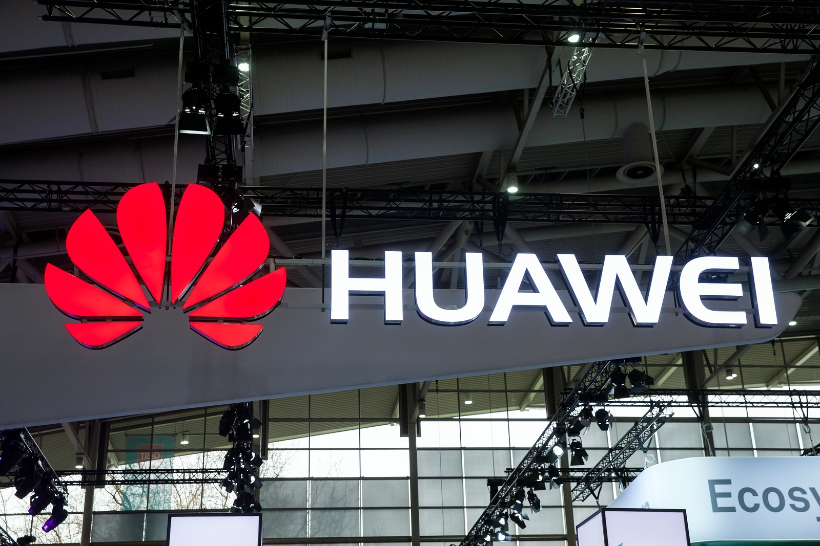 Huawei представила умный удлинитель со встроенной операционной системой ...
