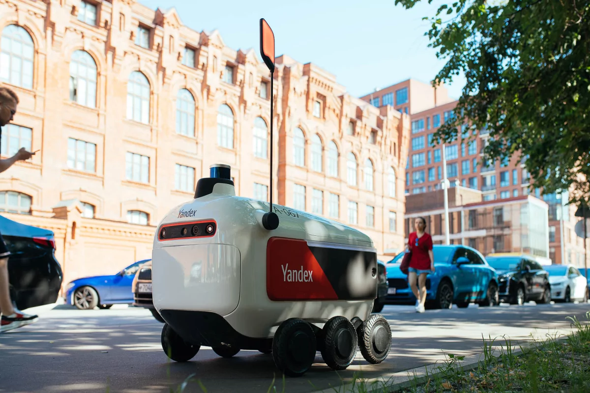 2 часа ходил за роботом-доставщиком Яндекса и разобрался, как всё ...