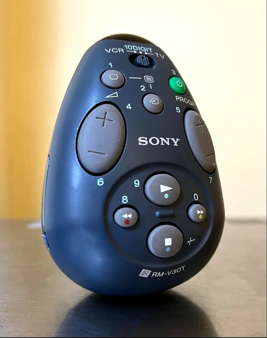 RM-V30 — так, по мнению Sony из 2000-х, должен выглядеть универсальный ...