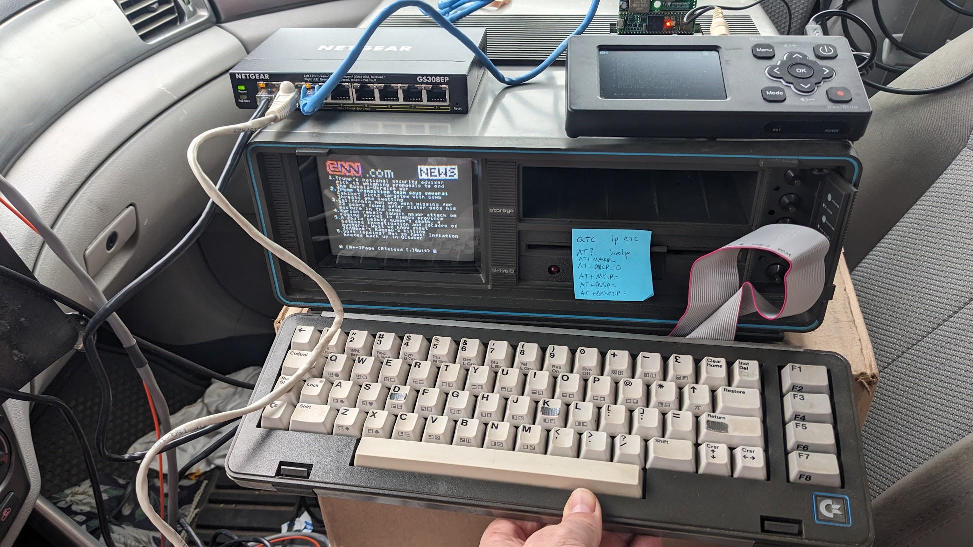 Фанат ретро собрал мобильный сетап на Commodore SX-64 и подключил его к ...