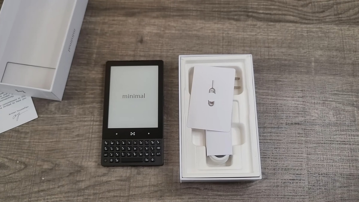 Смартфон Minimal Phone с экраном E Ink и QWERTY-клавиатурой поступил в ...