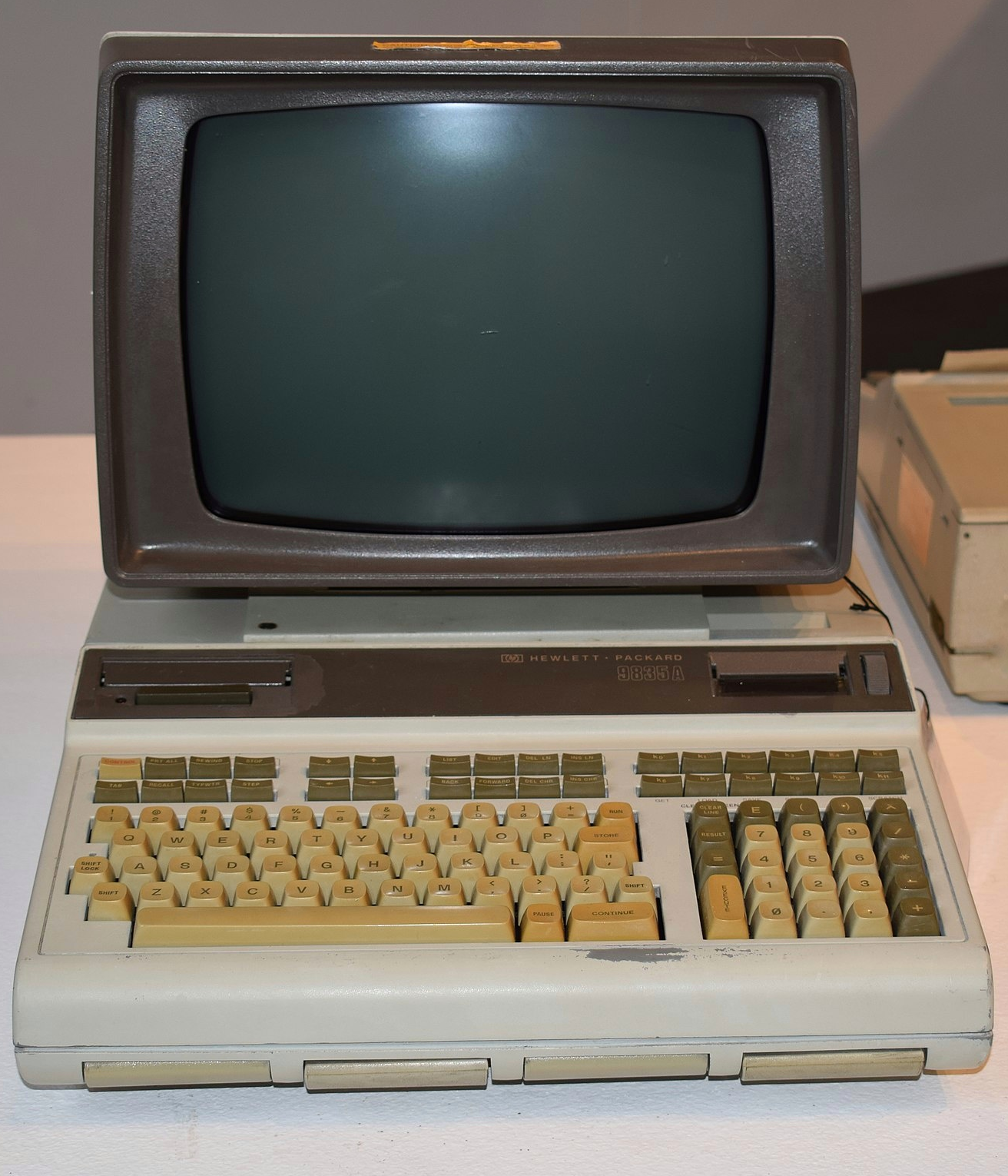 Это HP 9835A — когда-то на таких были разработаны самолеты Boeing